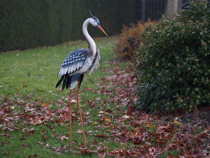 Reiger in metaal gesloten vleugels 109 cm hoog