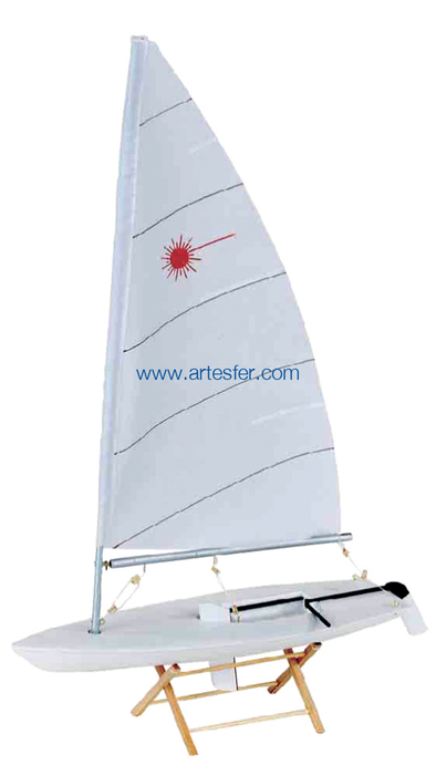 Zeilboot Laser 42 cm hoog