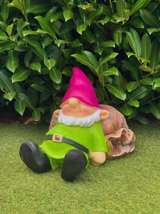 Kabouter lig op zak klein paarse muts 26 cm hoog