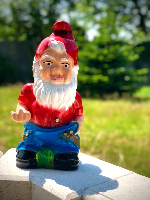 Kabouter middenvinger en afzakkende broek S 35 cm hoog